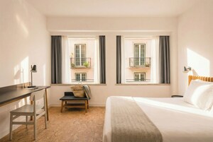 Apartamento, 1 quarto | Cofre com capacidade para portátil, secretária 
