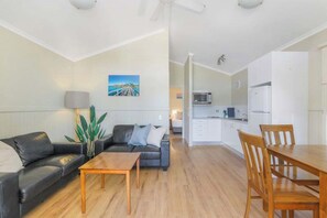 Cabana de Madeira Deluxe (- Sleeps 4) | Sala de estar | Televisor de 32 polegadas com canais digitais 
