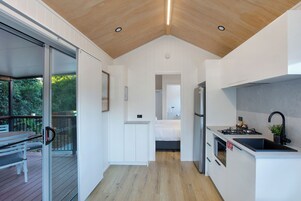 Tiny Home - Sleeps 2 - Dog Friendly | Sala de estar | Televisor LCD, leitor de DVD