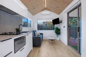 Tiny Home - Sleeps 2 - Dog Friendly | Sala de estar | Televisor LCD, leitor de DVD