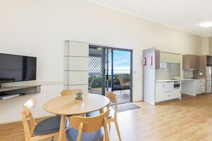 Deluxe Cabin - Sleeps 5 - Accessible | Opções para refeição no quarto