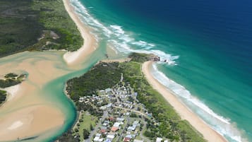 Na praia, praia de areia branca, caiaque