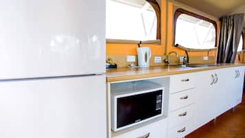 Tenda Deluxe, vista para a praia (- Sleeps 4) | Cozinha privada | Um frigorífico/congelador grande, um micro-ondas, uma placa de cozinha