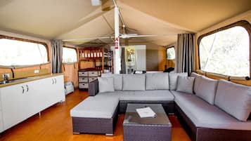 Tenda Deluxe, vista para a praia (- Sleeps 4) | Sala de estar | TV de ecrã plano