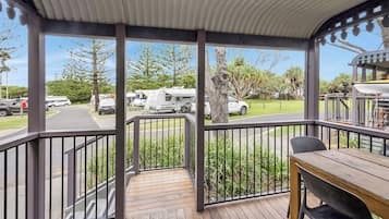 Cabana de Madeira Standard (Sleeps 2) | Vista para a rua