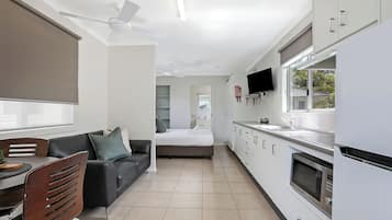 Cabana standard (Sleeps 2) | Cozinha privada | Geladeira, micro-ondas, cooktop, chaleira elétrica