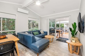 Cabana de Madeira Deluxe (- Sleeps 6) | Sala de estar | Televisor de ecrã plano de 52 cm com canais digitais, televisor LCD