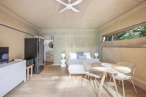 Deluxe Beach Tent Sleeps 2 | Sala de estar | TV LCD 0 cm com canais digitais, TV
