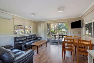 Cabana de Madeira Deluxe (- Sleeps 4) | Sala de estar | Televisor LCD de 0 cm com canais digitais, televisor 