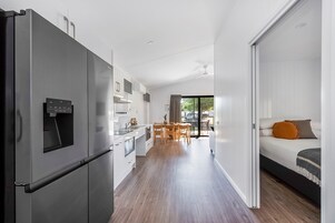 Vila premium | Cozinha privada | Geladeira grande, micro-ondas, cooktop, chaleira elétrica