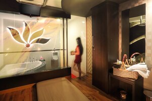 Sauna seca, banheira de hidromassagem, massagens