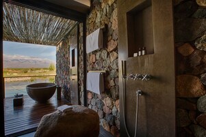 Chuveiro com efeito de chuva, produtos de toalete grátis