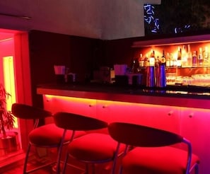 Serve jantares e happy hour
