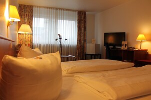 Quarto Triplo | Roupa hipoalergénica, minibar, cofre no quarto, secretária 