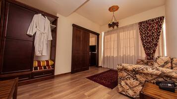 Suite Superior, vista para o mar | Cofre no quarto, secretária