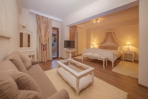 Suite Executiva, varanda, vista para a montanha | Cofre no quarto, secretária