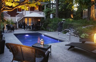 Piscina externa, funciona das 7h às 21h, espreguiçadeiras
