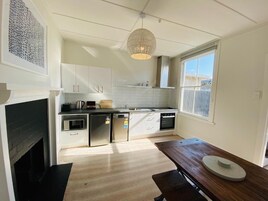 Vila família, para não fumantes, vista para o mar | Ferros/tábuas de passar roupa, Wi-Fi de cortesia, roupa de cama