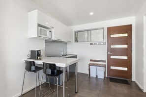 Um frigorífico, um micro-ondas, uma cafeteira/bule