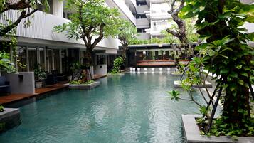 3 piscinas exteriores, guarda-sóis, espreguiçadeiras