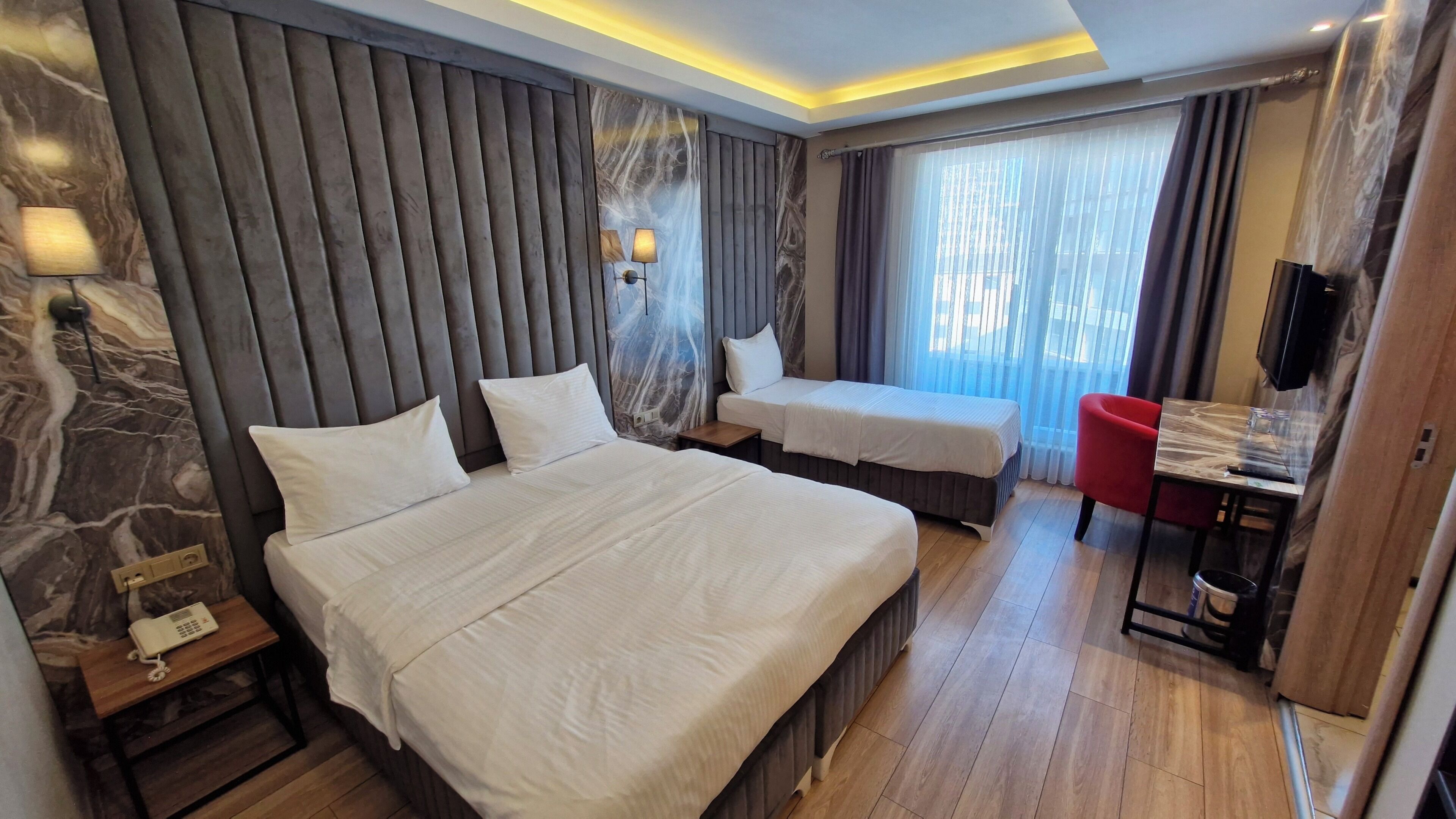 Superior Triple Room | Roupa de alta qualidade, minibar, cofre no quarto, secretária 