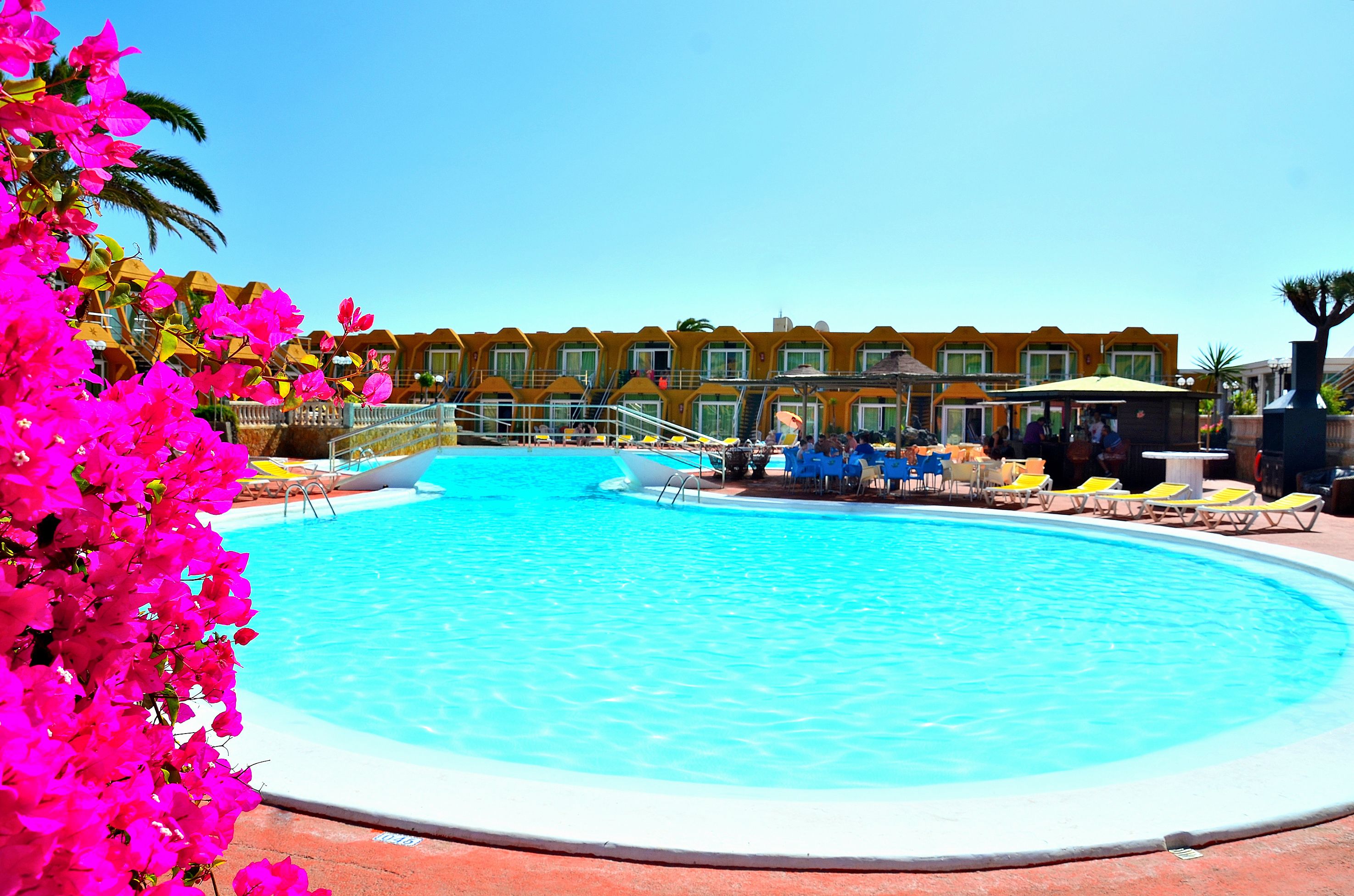 Piscina exterior, da(s) 10:00 à(s) 20:00, toldos gratuitos 