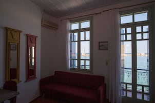 Quarto Duplo Superior, 1 cama queen-size, vista para o mar | Cofre no quarto, com decoração personalizada, ferro/tábua de engomar 