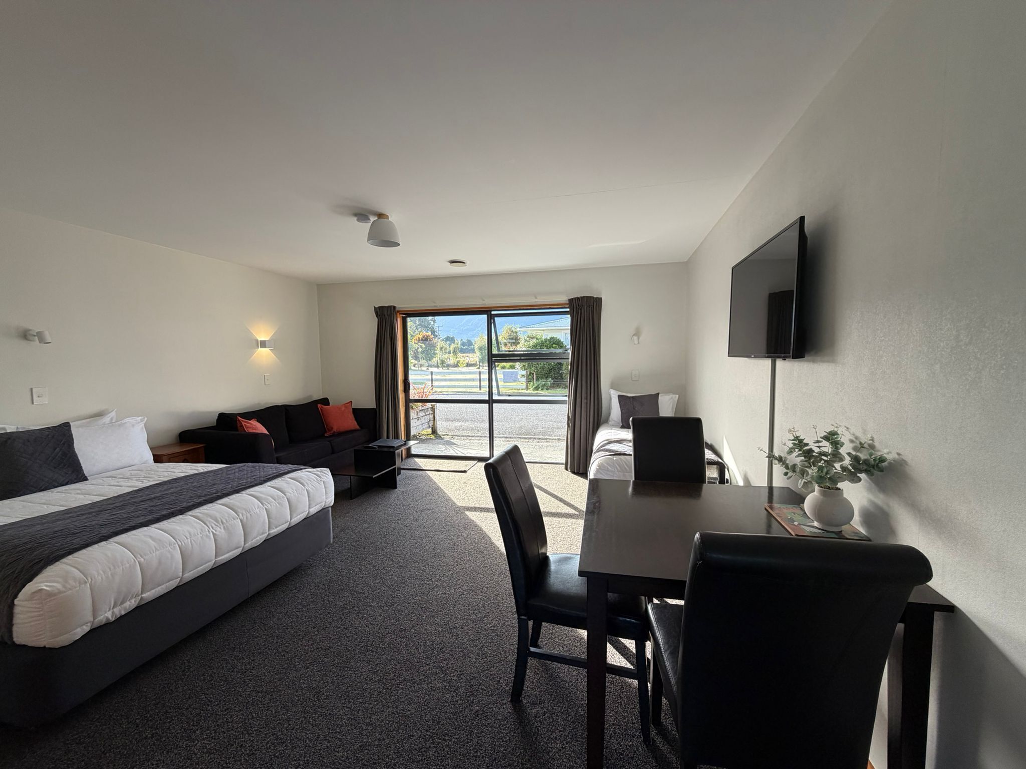 Estúdio Executivo, vista para a montanha (Studio with spa bath) | Roupa de alta qualidade, camas de colchão Select Comfort, secretária 