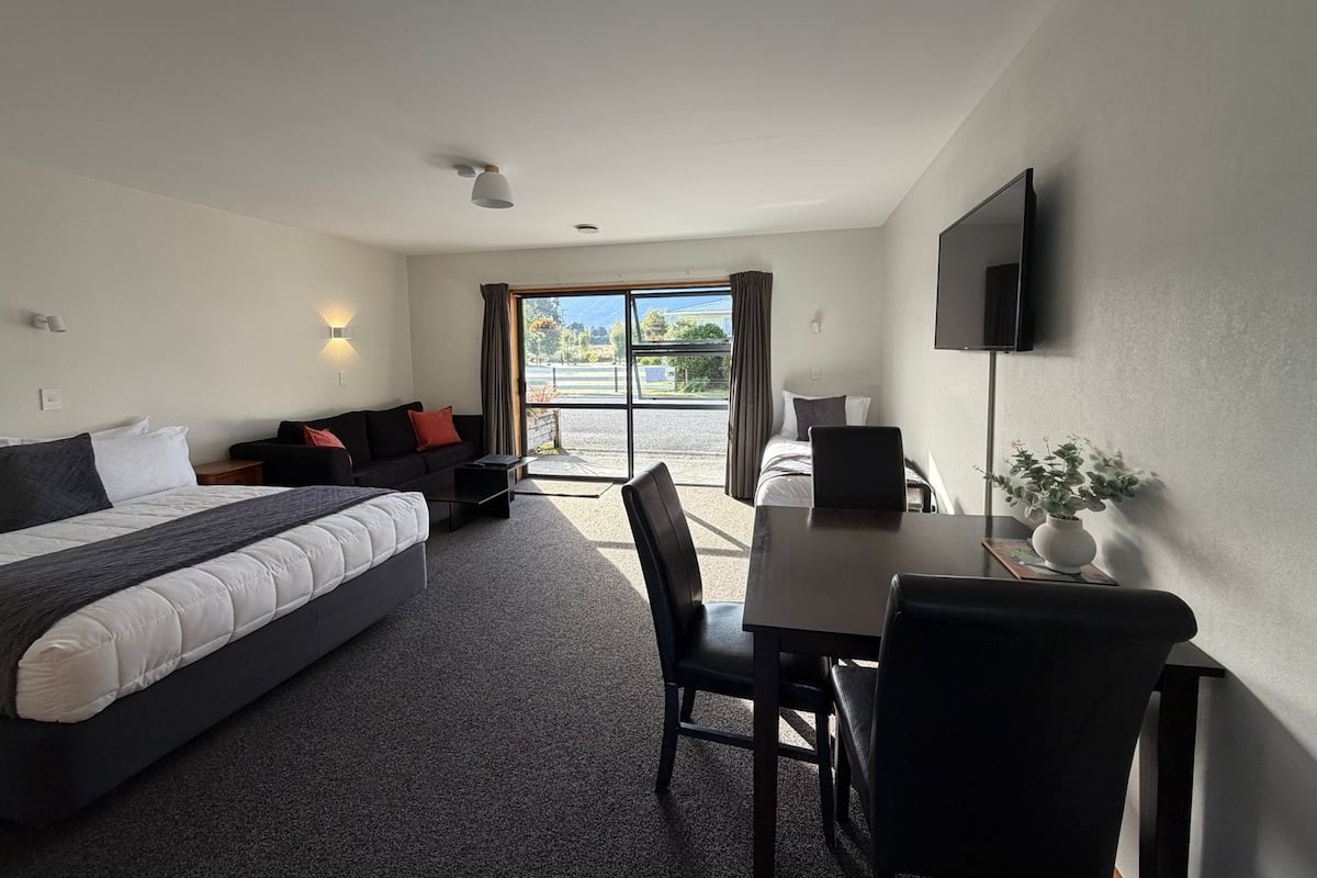 Estúdio Executivo, vista para a montanha (Studio with spa bath) | Roupa de alta qualidade, camas de colchão Select Comfort, secretária