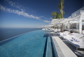 4 piscinas exteriores, toldos gratuitos, guarda-sóis 