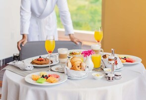 Pequeno-almoço completo diário mediante uma taxa 