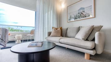 Apartamento Deluxe, 2 quartos, vista para a baía | Sala de estar | Televisor de ecrã plano de 42 polegadas com canais por cabo