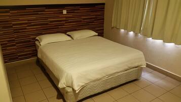 Quarto Standard | Secretária, ferro/tábua de engomar, camas desdobráveis/extra grátis