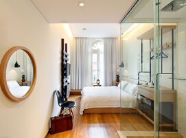 Quarto Deluxe, 1 cama queen-size, casa de banho privativa | Cofre com capacidade para portátil, ferro/tábua de engomar 