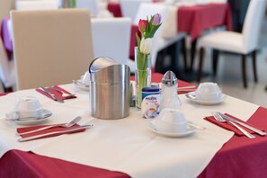 Pequeno-almoço tipo buffet diário mediante uma taxa 