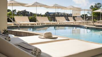 Piscina externa, funciona das 8h às 21h, barracas, guarda-sóis