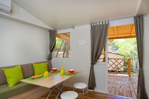Casa Móvel, 2 quartos, terraço (Two bathrooms) | Sala | TV de ecrã plano
