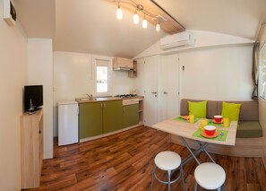 Casa Móvel, 2 quartos, terraço (Two bathrooms) | Sala | TV de ecrã plano