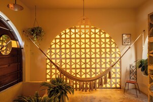 Suite Romântica, 1 cama king-size, terraço, vista para o jardim | Casa de banho | Artigos de higiene ecológicos, um secador de cabelo, toalhas fornecidas 