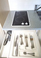 Um frigorífico, um micro-ondas, uma cafeteira/bule 