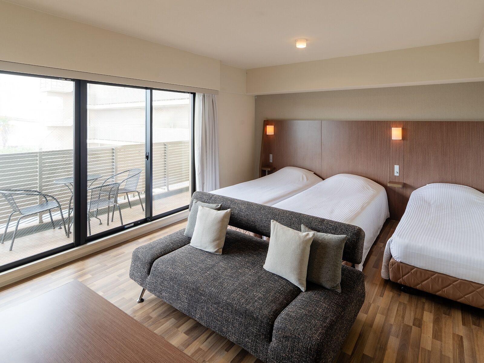 Quarto Triplo, não fumadores (NO group booking/ more than 2 rooms) | Wi-fi grátis, roupa de cama fornecida 