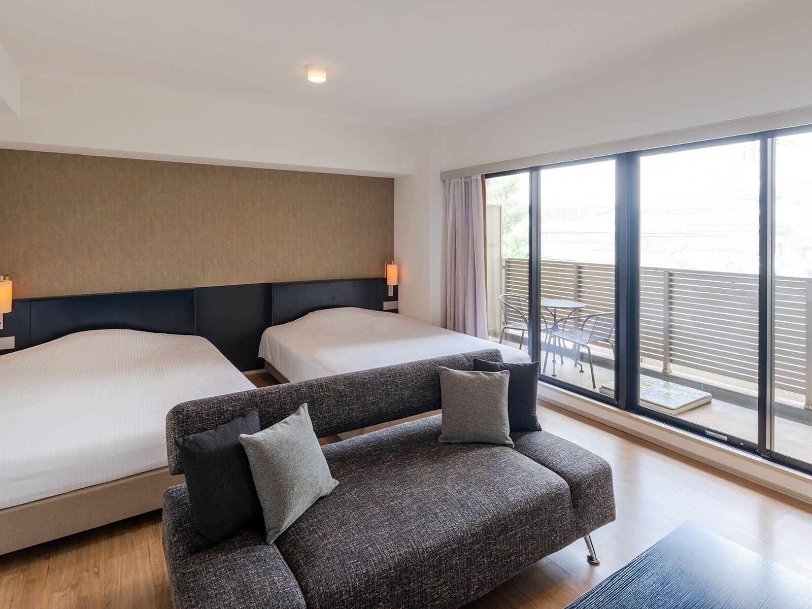 Quarto Twin, não fumadores, varanda (NO group booking/ more than 2 rooms) | Wi-fi grátis, roupa de cama fornecida 