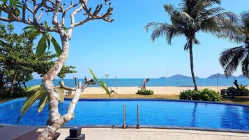 Piscina exterior, espreguiçadeiras