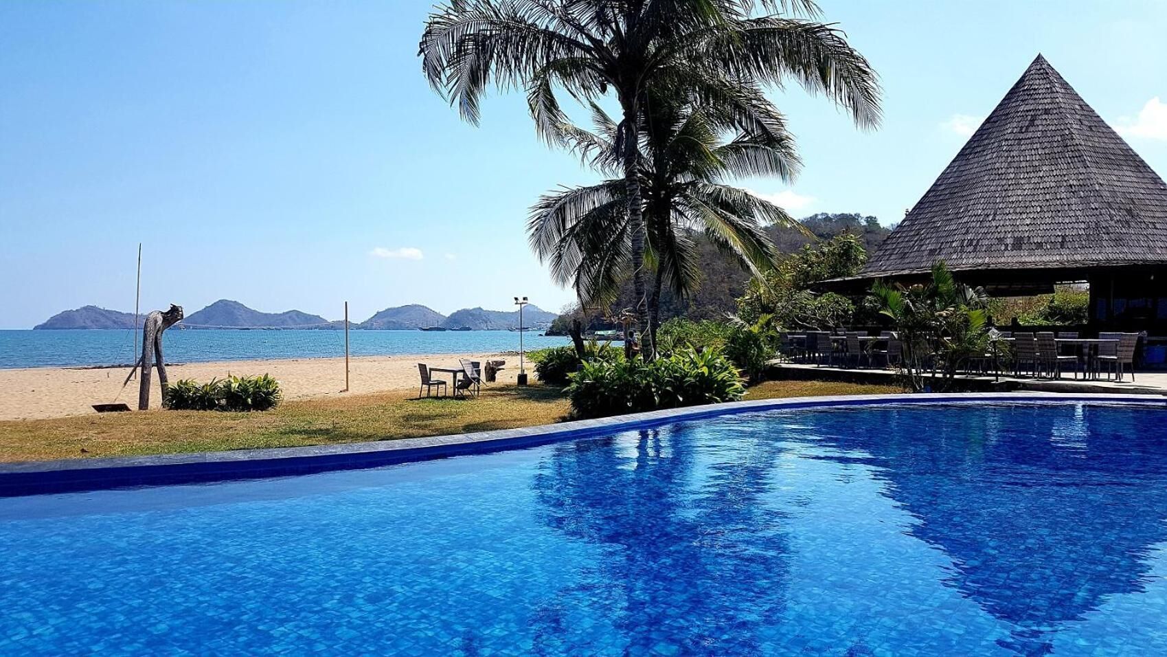 Piscina exterior, espreguiçadeiras 