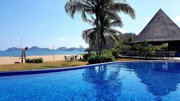 Piscina externa, espreguiçadeiras