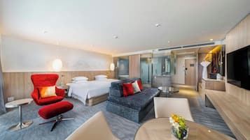 Cofre no quarto, secretária, cortinas/cortinados opacos