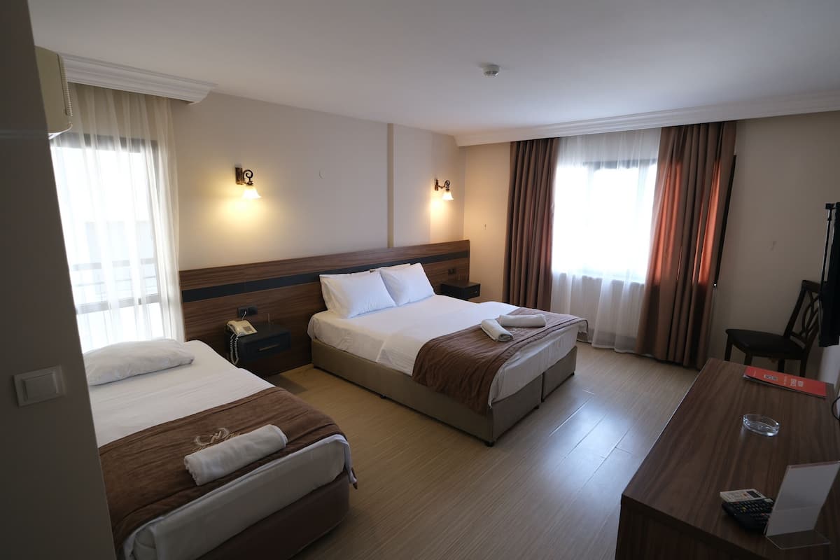 Quarto triplo standard | Roupas de cama premium, frigobar, Wi-Fi de cortesia, roupa de cama