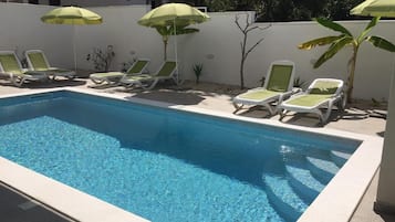 Piscina exterior sazonal, guarda-sóis, espreguiçadeiras