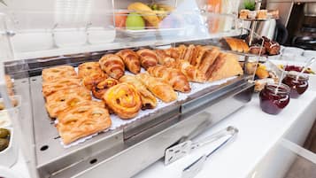 Pequeno-almoço continental diário (8 EUR por pessoa)