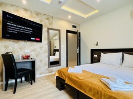 Quarto Quádruplo | Roupa hipoalergénica, minibar, cofre no quarto, secretária 